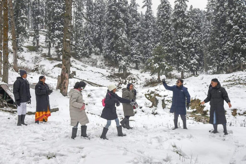 Night temp drops in J& Gulmarg coldest at minus 2.5°C - JK News Live
